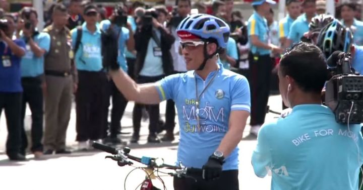 สมเด็จพระบรมโอรสาธิราช เจ้าฟ้ามหาวชิราลงกรณ สยามมกุฎราชกุมารทรงปั่นนำขบวน Bike for Mom | Dek-D.com