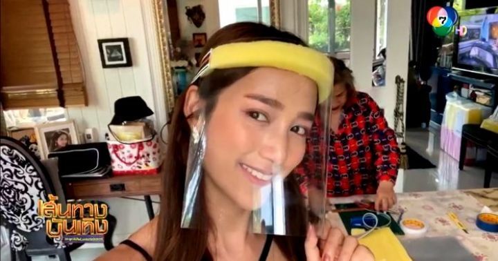 แม็กกี้ อาภา ทำหน้ากาก Face Shield มอบให้ รพ.ที่ขาดแคลนทั่วประเทศ | Dek-D.com